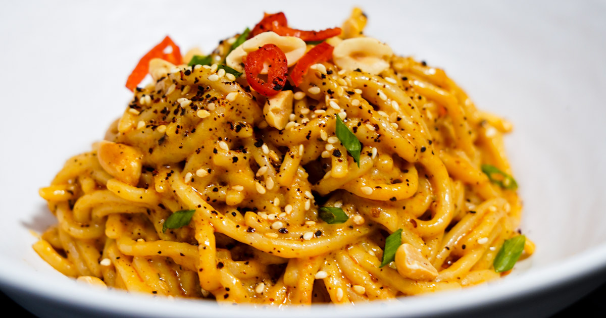 Macarrão Asiático Rápido: picante, cremoso e crocante | PratoFundo